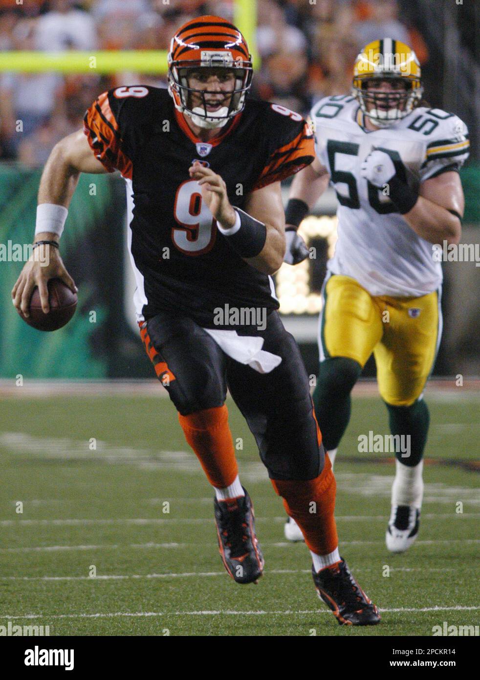 Cincinnati Bengals quarterback Carson Palmer (9) scrambles away from ...