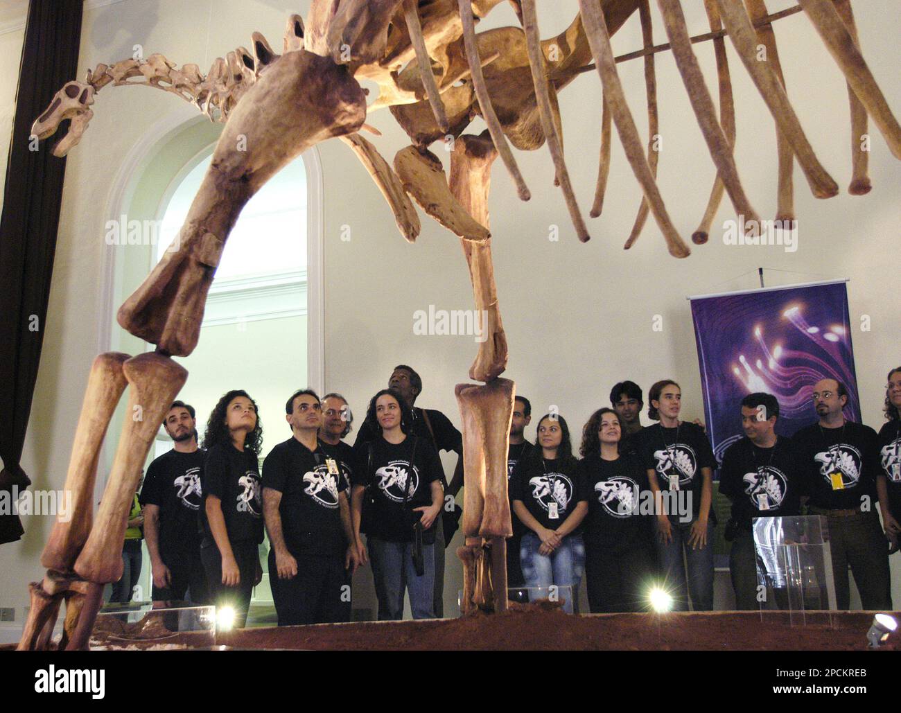 Students look at a replica of the Maxakalisaurus topai presented to ...