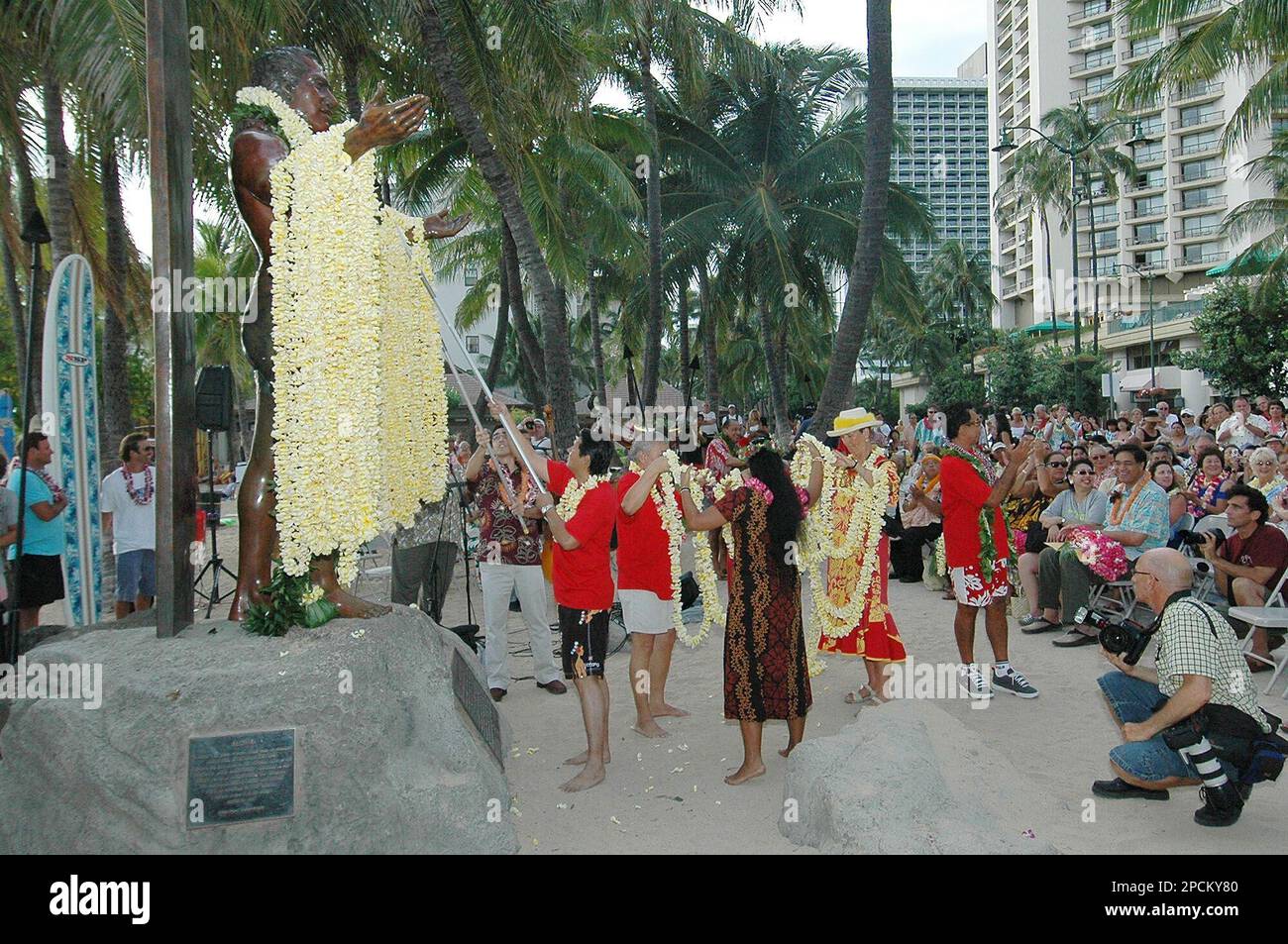 Hawaii residents drape leis on the statue of surfing legend Duke ...