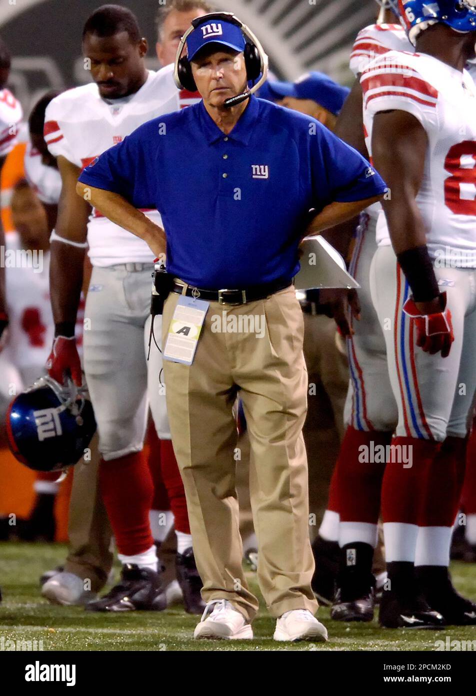 New York Giants coach Tom Coughlin looks on during second quarter NFL ...