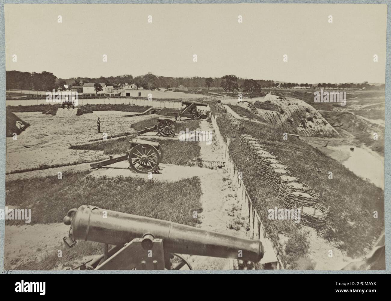 Artillery weaponry 186 hi-res stock photography and images - Alamy