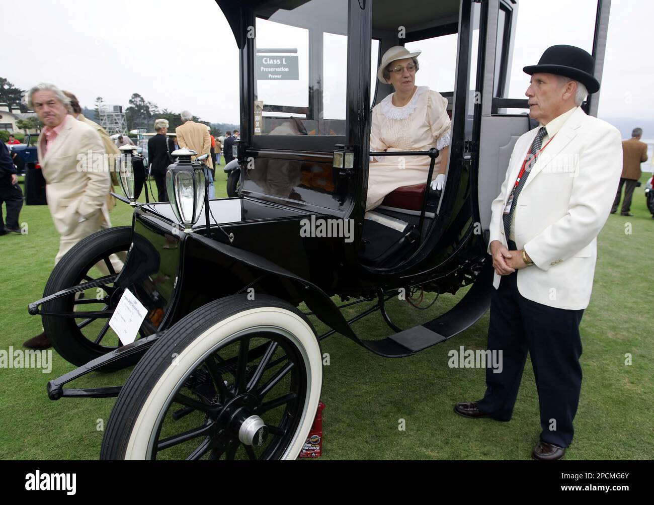 Paul Rydning, right, and his wife Yvonne, center, of Sun City, Ariz ...