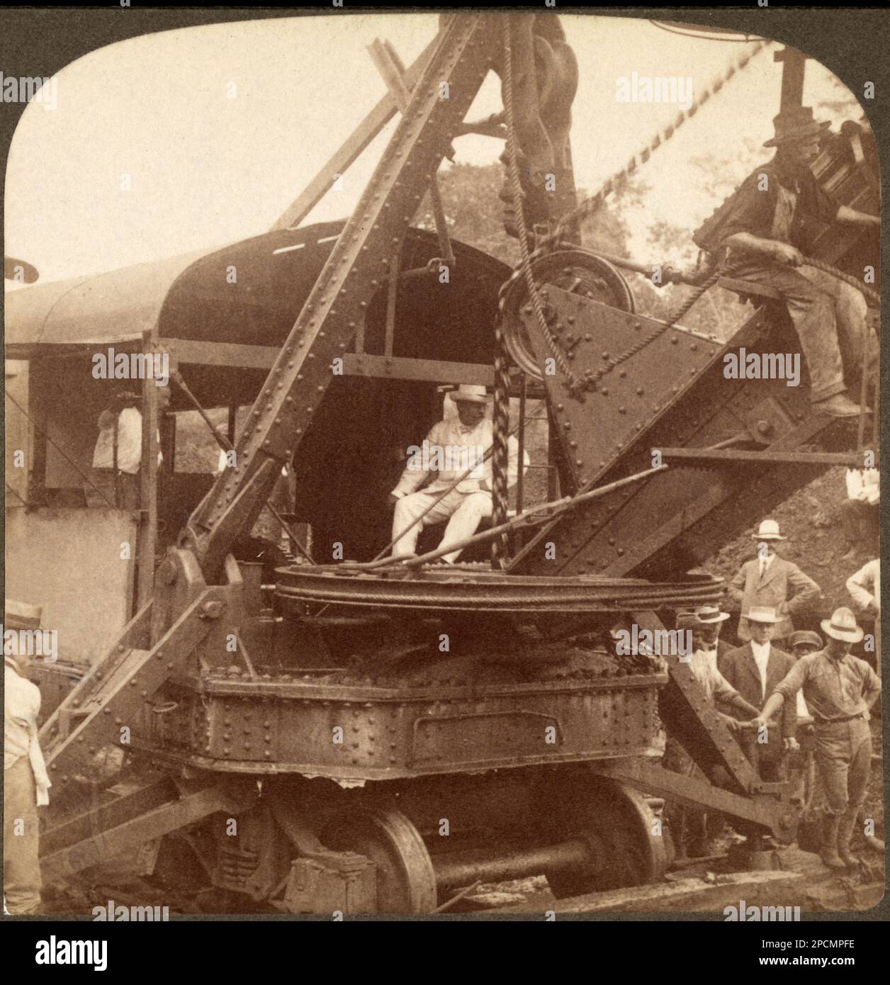 1906 , PANAMA : President Theodore Roosevelt ( 1858 - 1919 ) running an ...