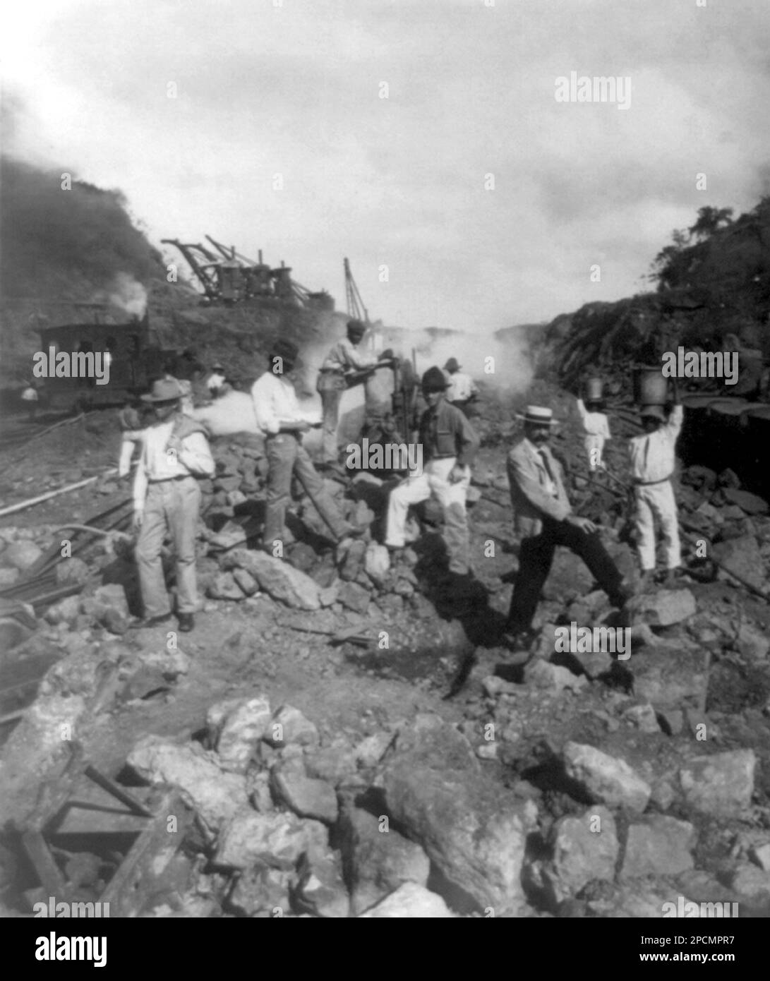 PANAMA : Men building the Panama Canal , 1906 - GEOGRAPHY - GEOGRAFIA ...