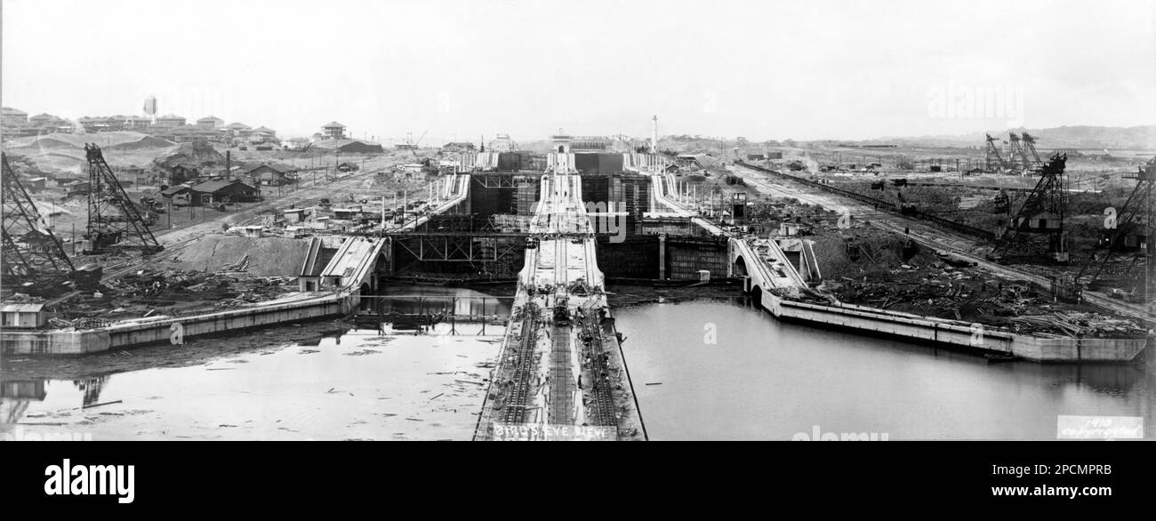 PANAMA : Bird's-eye view of Gatun Locks, Panama Canal , 1913 ...