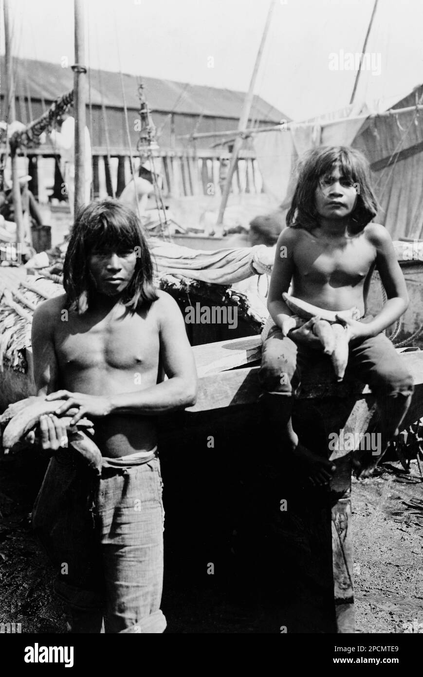 PANAMA CANAL : Panama - San Blas -- Native Indians at beach market ...