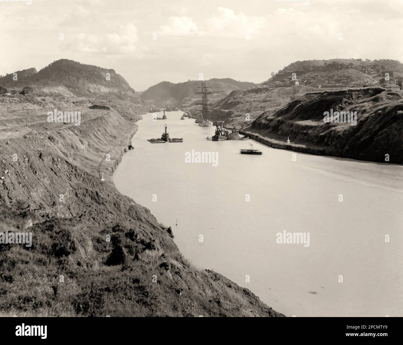 PANAMA , 1910 : Culebra Cut, looking south near Culebra, Panama Canal ...