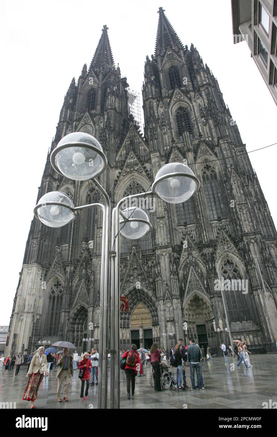 Blick auf den Hohen Dom zu Koeln am Donnerstag, 17. Aug. 2006. Nach ...