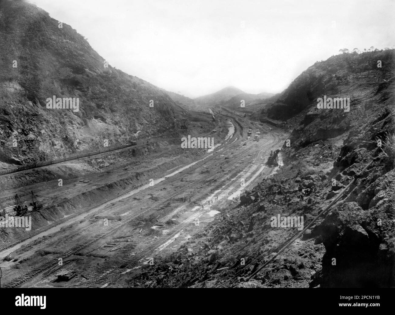 PANAMA : Panama Canal construction, 1908 ca Culebra Cut looking south ...