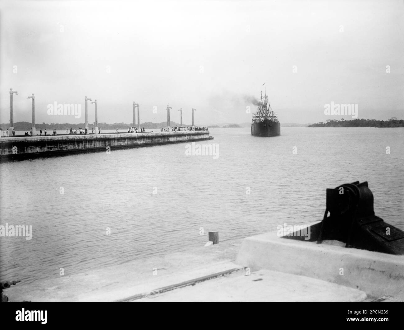 PANAMA , 1913 ca : The Panama Canal Gatun Lock, navy steaming into ...