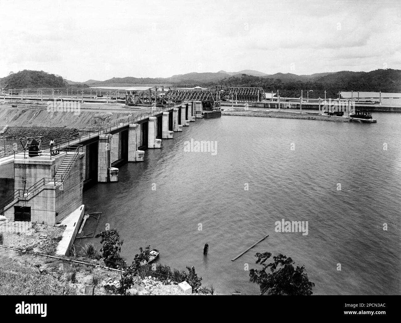 PANAMA , 1915 : The Panama Canal , Miraflores spillway & lock ...