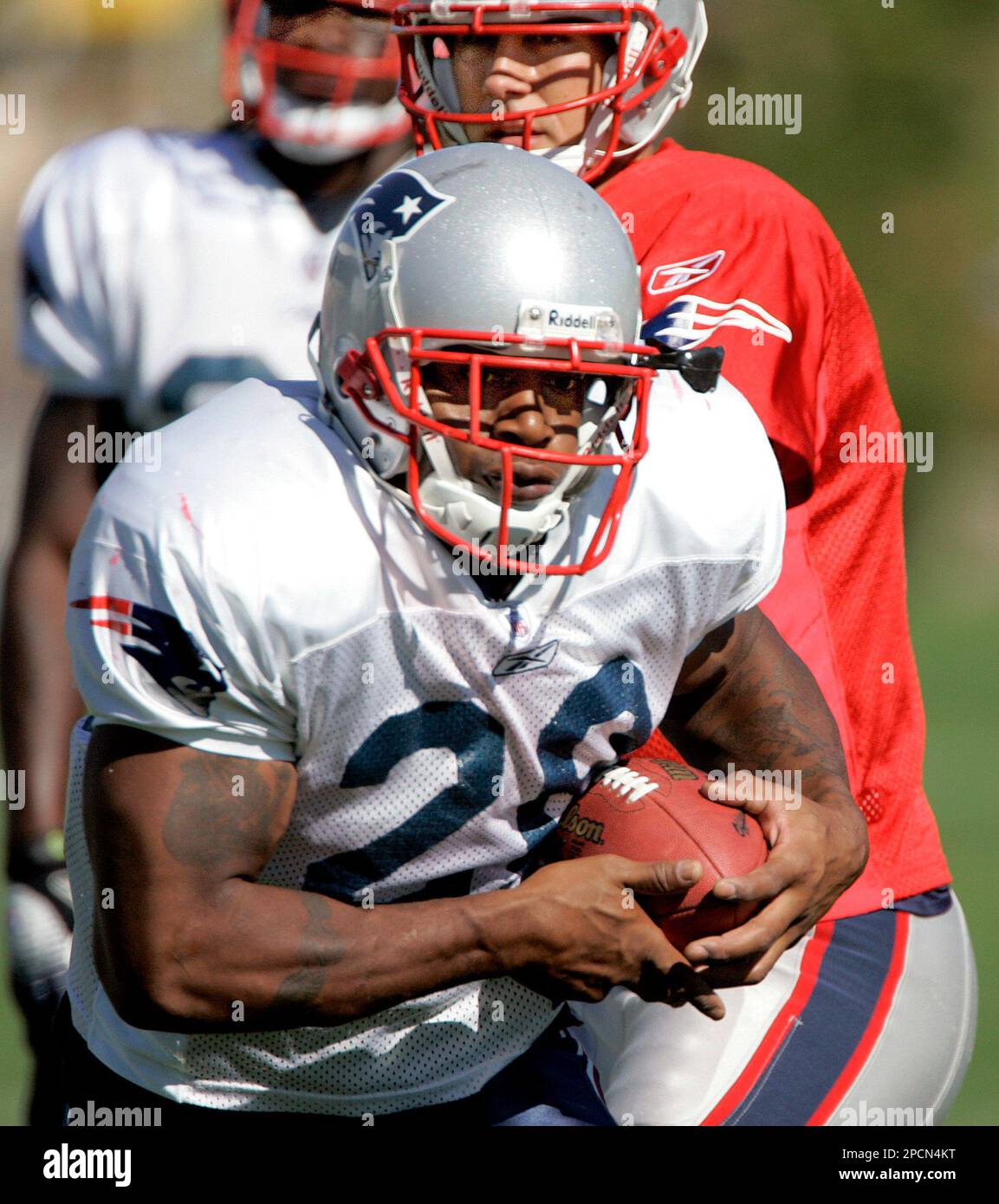 New England Patriots running back Corey Dillon (28) carries the ball ...