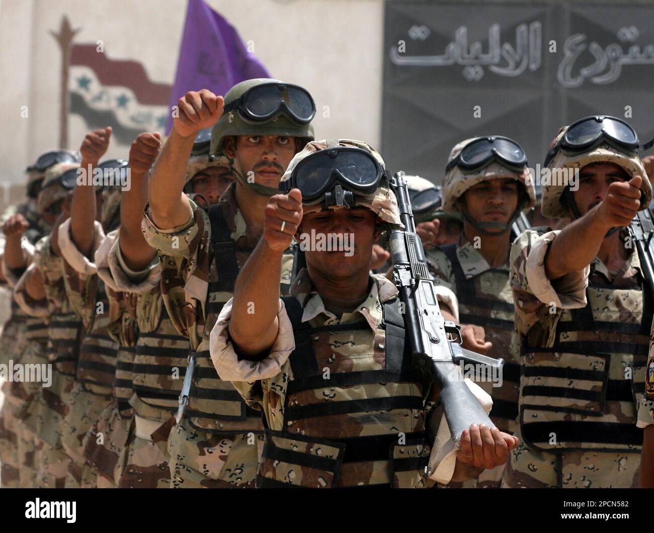 Iraqi soldiers from 4th Brigade, 6th Army Division march carry the ...