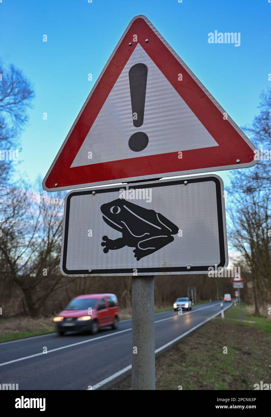 13 March 2023, Brandenburg, Altfriedland: A sign for toad migration is ...