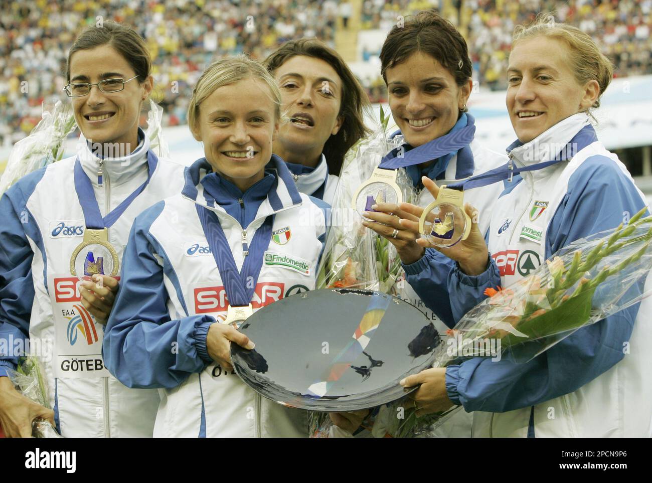 Members of the Italian Women's Marathon team pose with their winner's ...