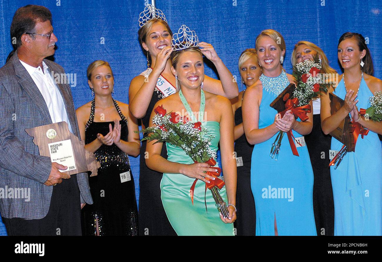 Missouri State Fair Director Mel Willard, left, watches while 2005 ...