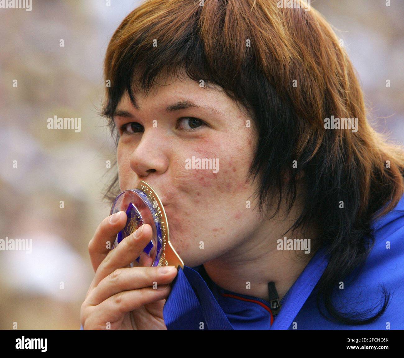 Russia's Darya Pishchalnikova kisses the gold medal she won in the ...
