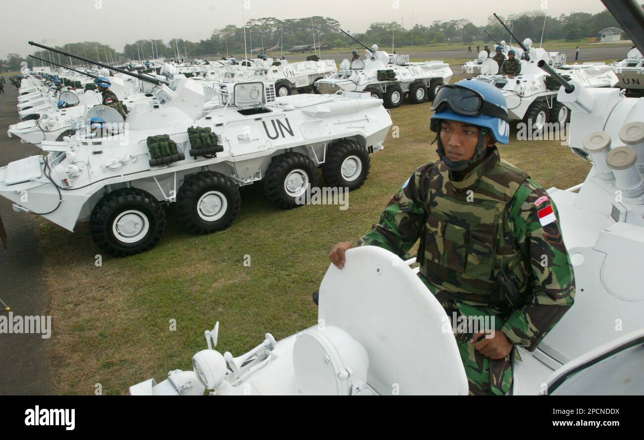 An Indonesian Marine prepared to be sent to Lebanon for peacekeeping ...