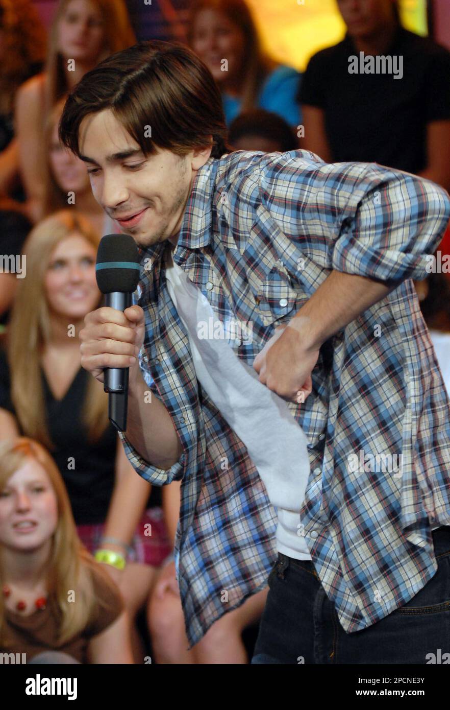 Actor Justin Long appears on MTV's "Total Request Live" show at MTV ...