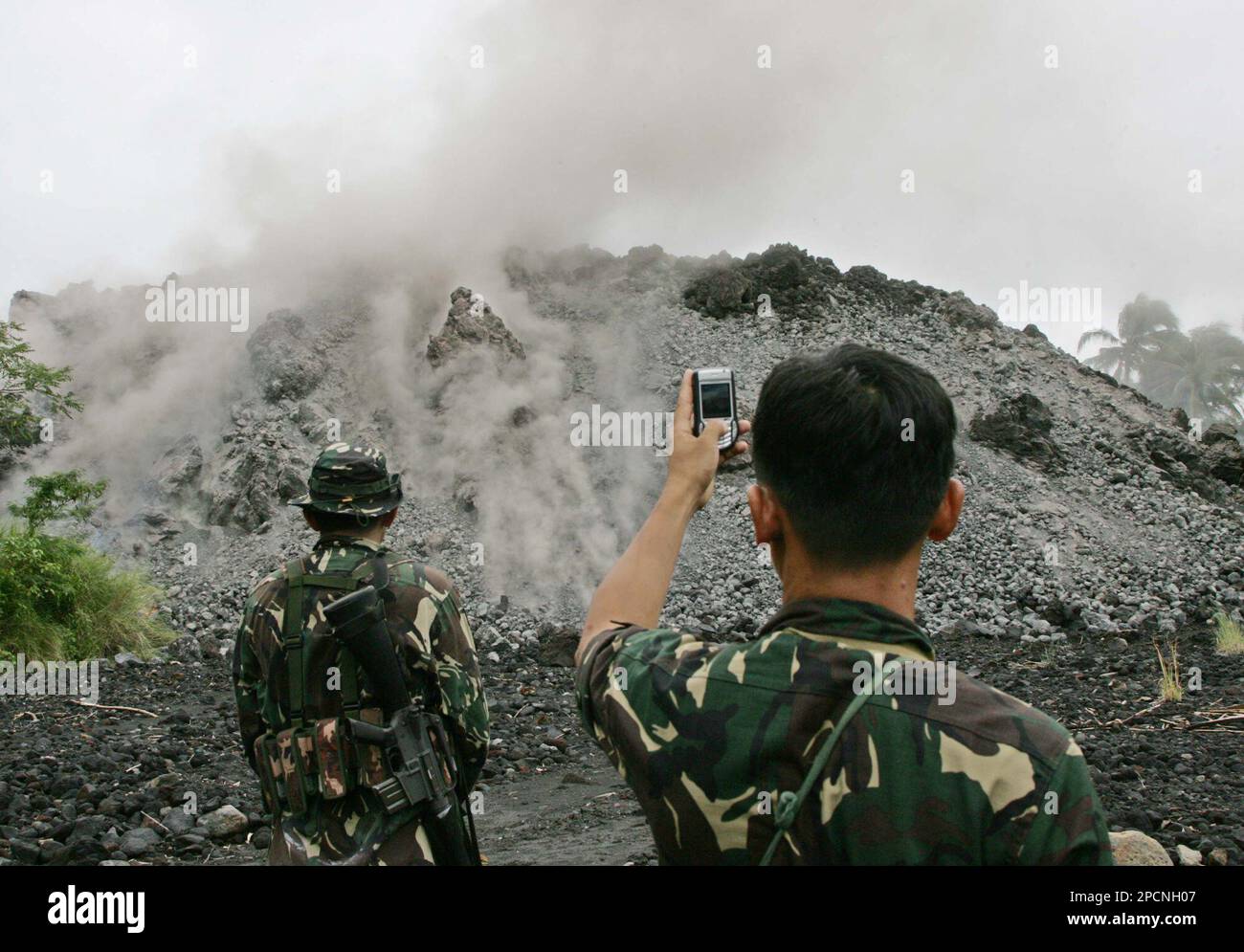 Filipino soldiers tasked to prevent villagers and onlookers from ...