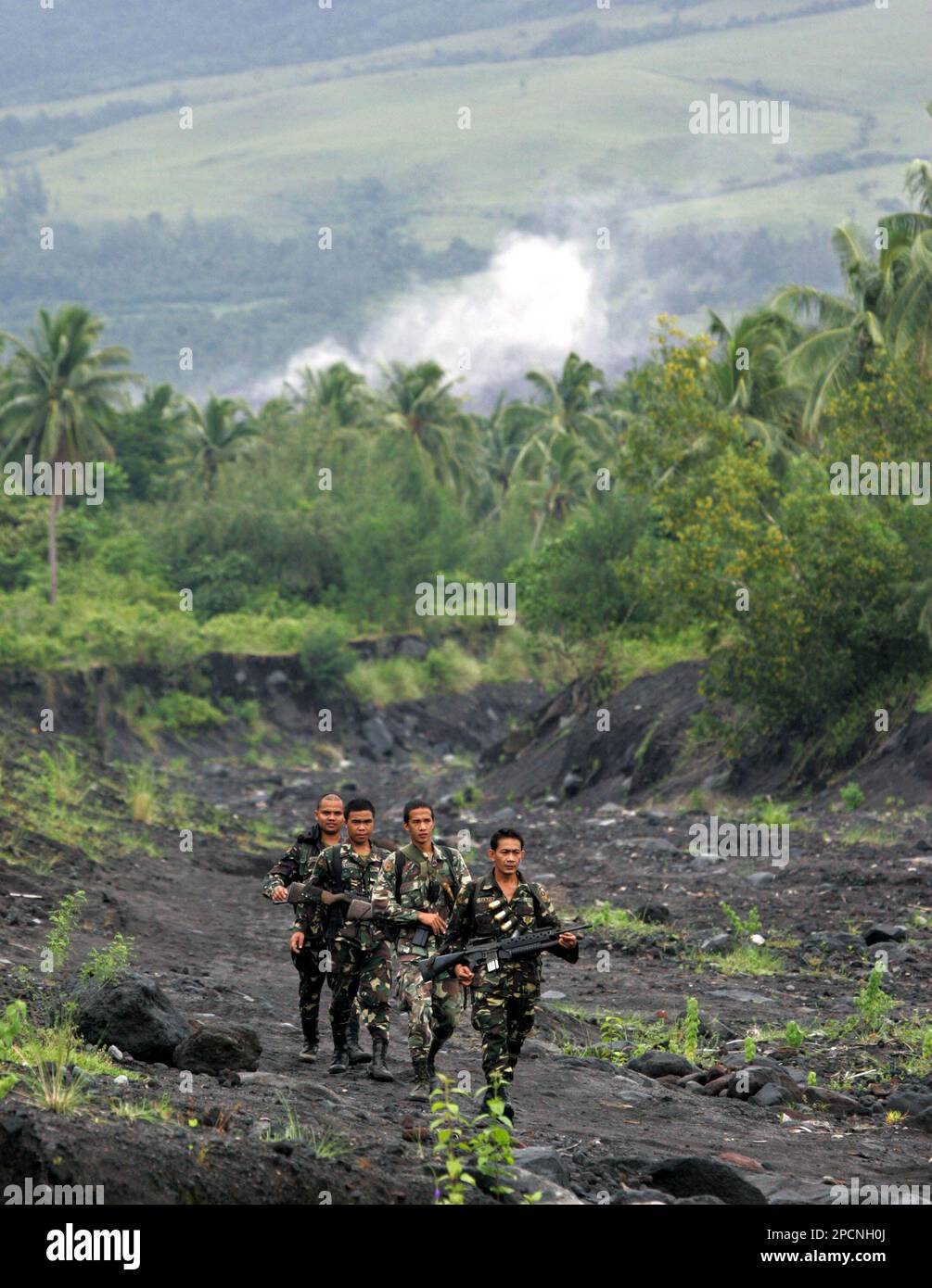 Filipino soldiers tasked to prevent villagers and onlookers from ...