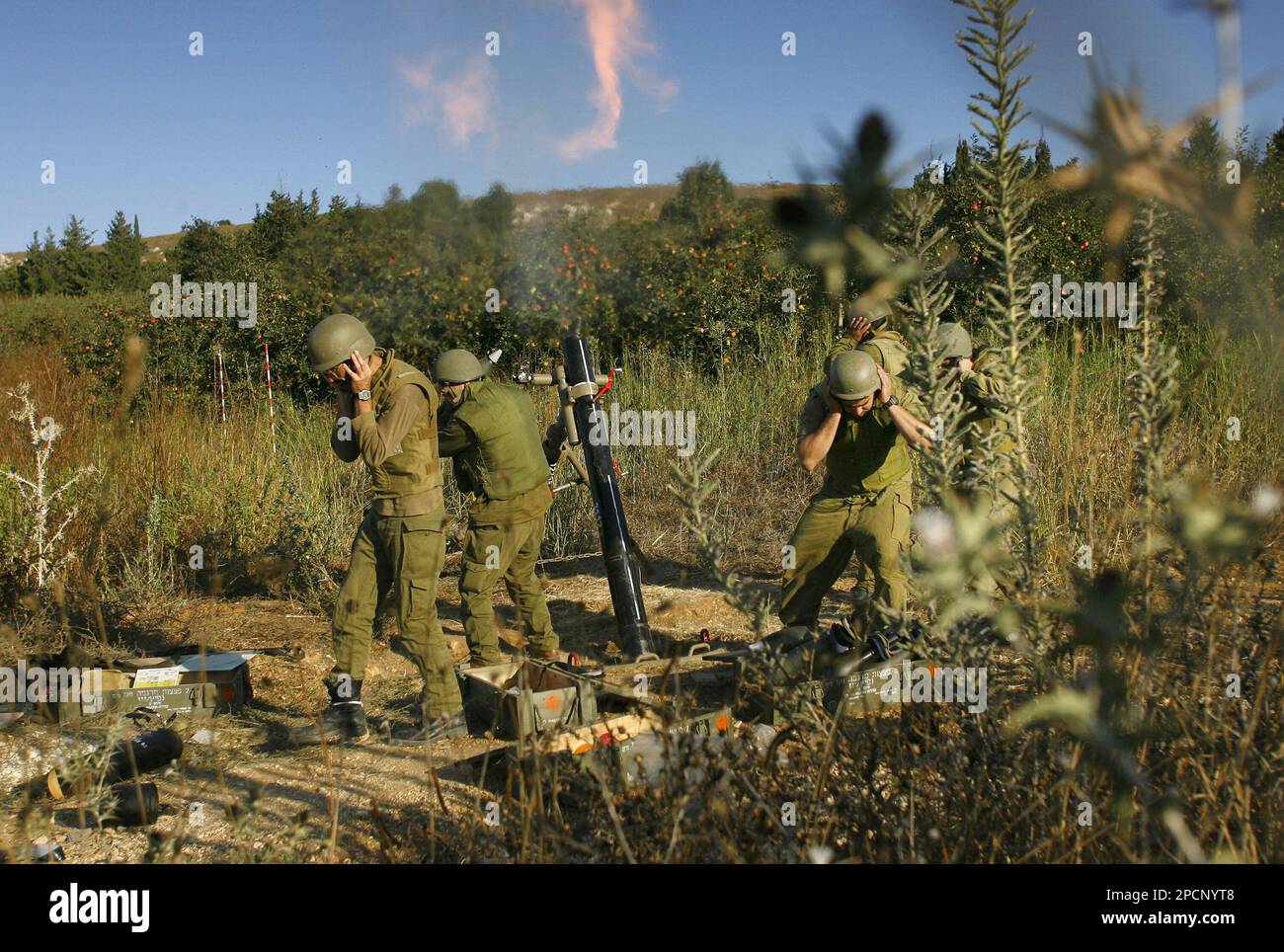 Israeli reservists fire mortars into Lebanon from a roadside position ...