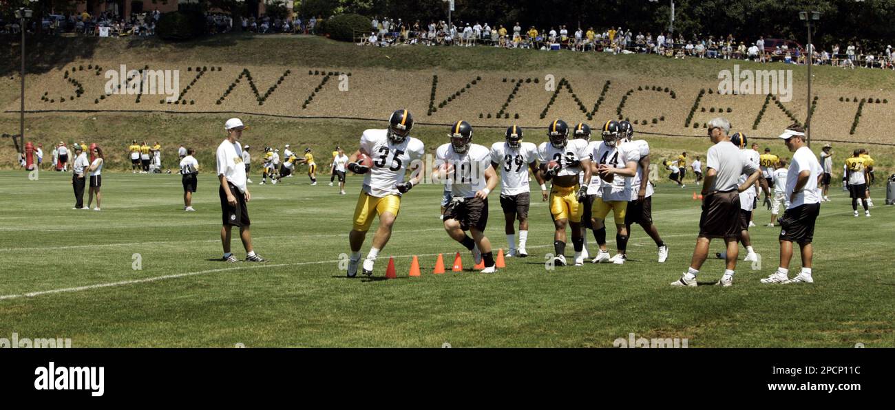 Pittsburgh Steelers running back Dan Kreider (35) leads the other ...
