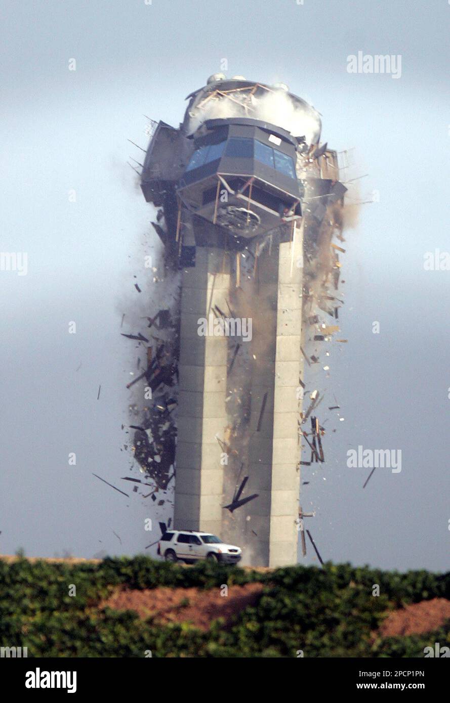 ** FIRST OF A SERIES OF FIVE ** The old FAA control tower at Hartsfield ...