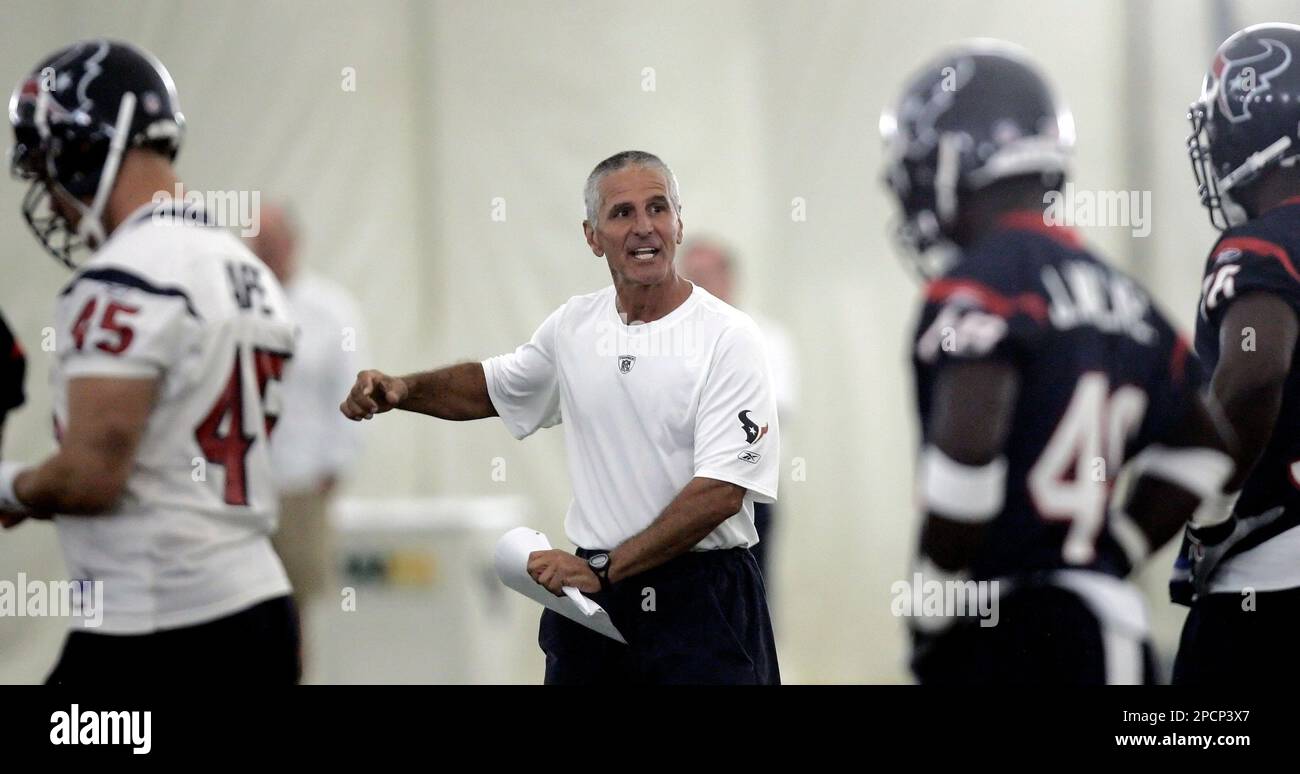 Houston Texans special teams coordinator Joe Marciano, center, gives ...