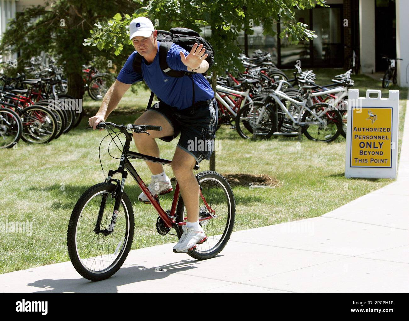 Minnesota Vikings quarterback Brad Johnson waves to fans as he leaves ...