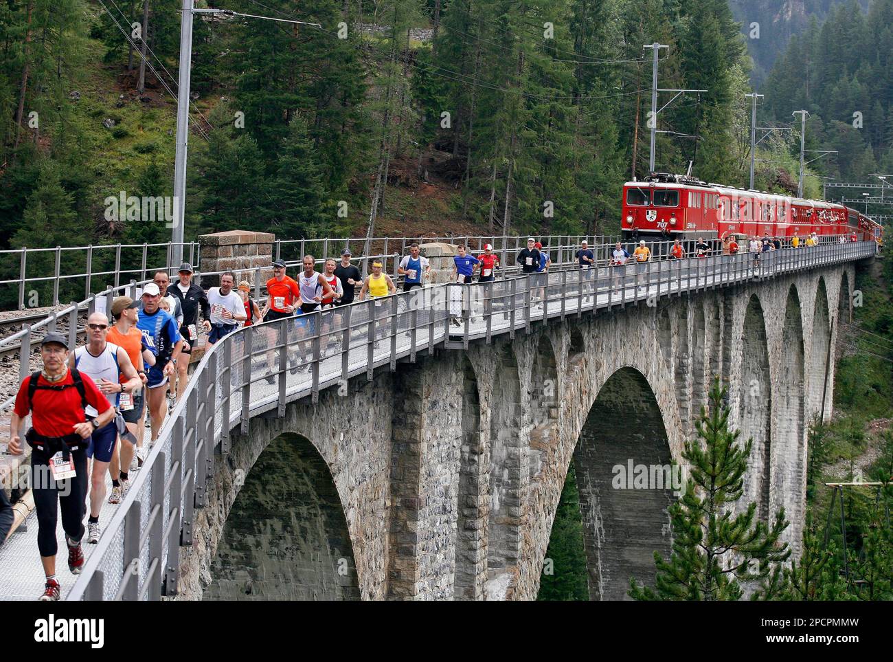 Laeufer des Swiss Alpine Marathon ueber 78.5 Kilometer ueberqueren den ...