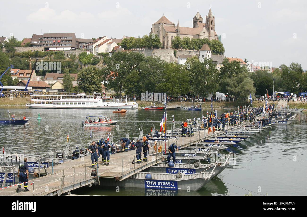Mitglieder des Technischen Hilfwerks errichten am Samstag, 29.Juli 2006 ...