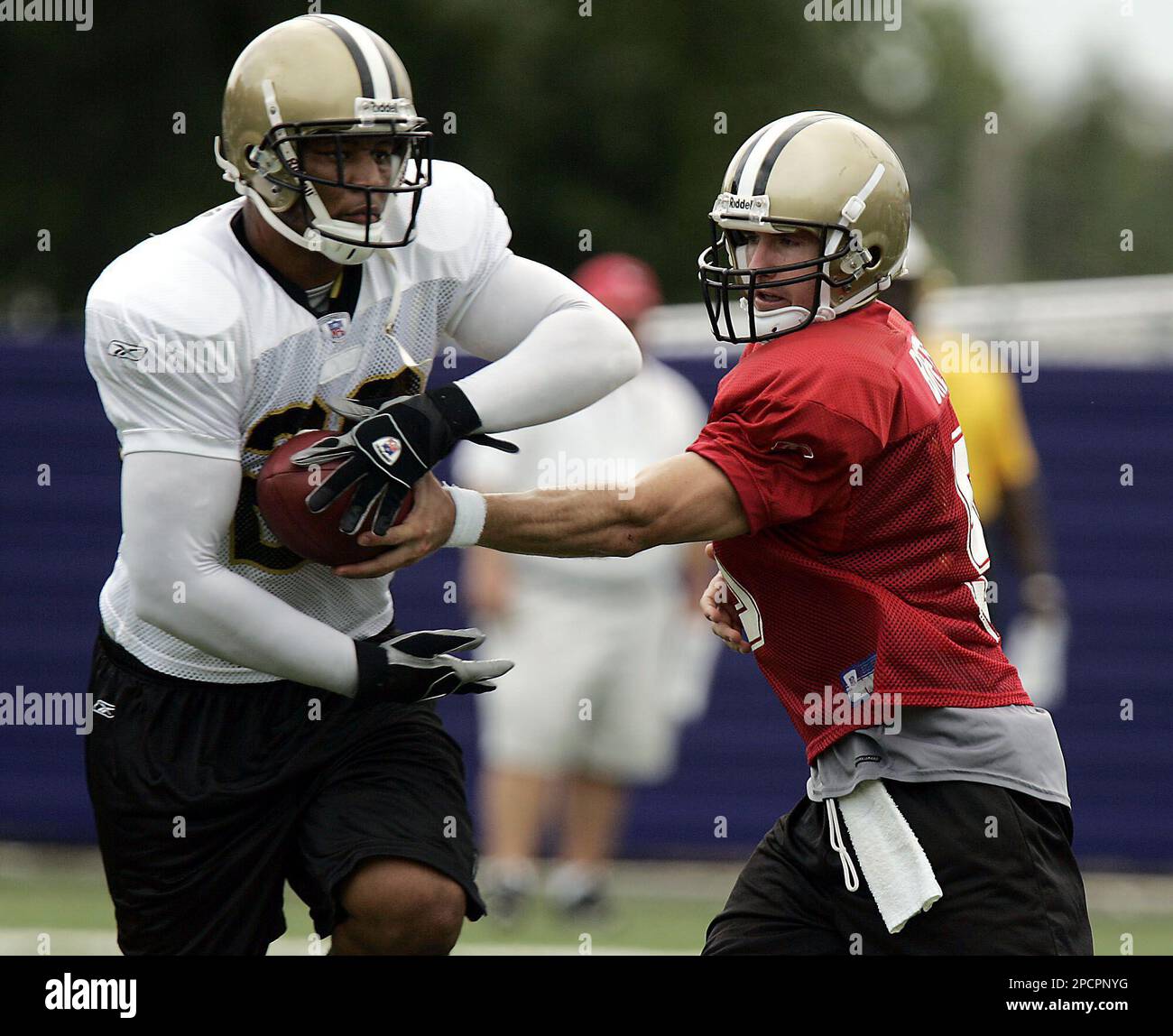 New Orleans Saints running back Deuce McAllister, left, gets a handoff ...