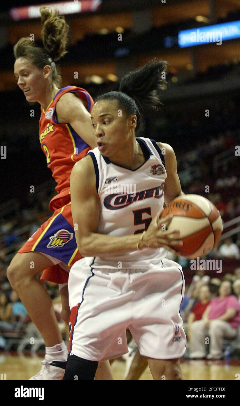 Houston Comets' Dawn Staley, right, beats Phoenix Mercury's Kelly ...