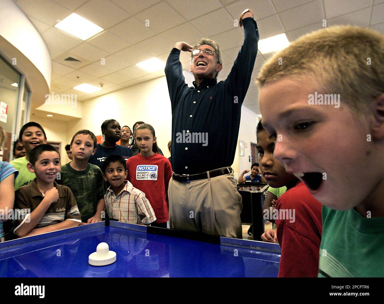 Democratic gubernatorial candidate and State Treasurer Phil Angelides ...