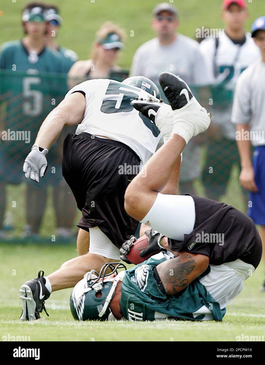 Philadelphia Eagles receiver L.J. Smith holds onto the ball after ...