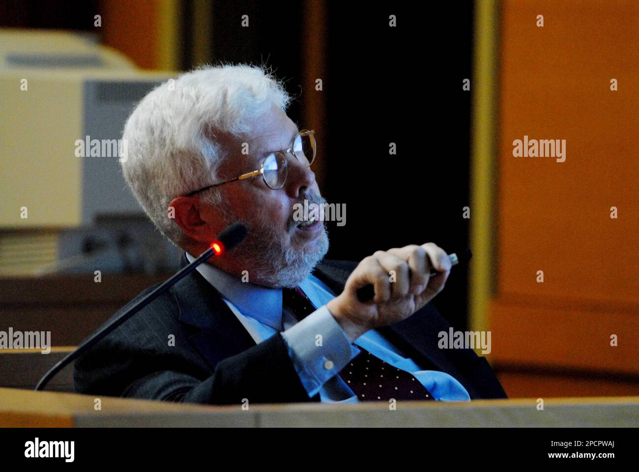 Prosecution witness pathologist Dr. Jeffrey Hubbard uses a laser ...