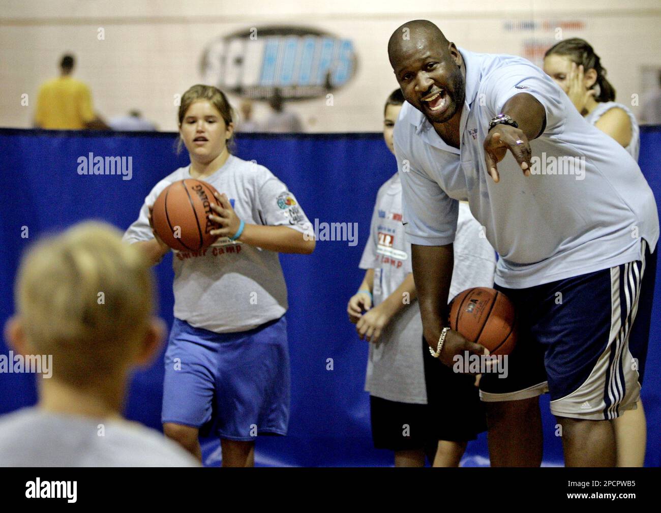 Former NBA player Wayman Tisdale gives pointers to children at a Jr ...