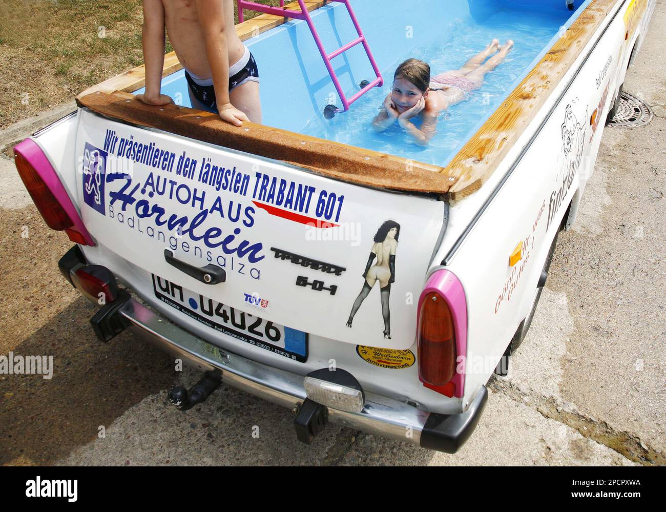 In einer zehn Meter langen Trabi-Limousine mit eingebautem Swimmingpool ...