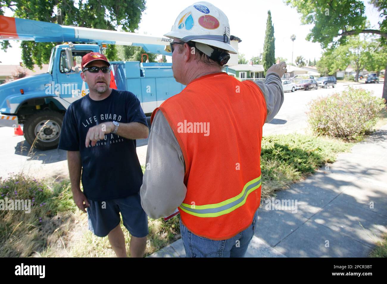 Pacific Gas and Electric crew foreman Alvin Steele, right, talks to ...