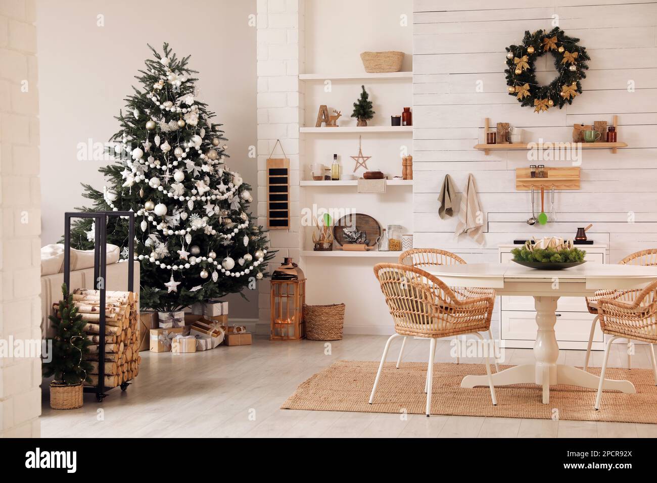 Christmas dining room tree traditional hi-res stock photography and ...