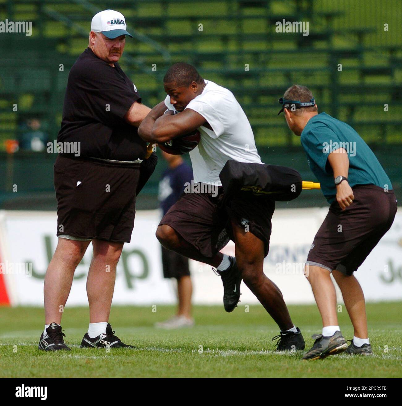**CORRECST BYLINE** Philadelphia Eagles head coach Andy Reid, left, and ...