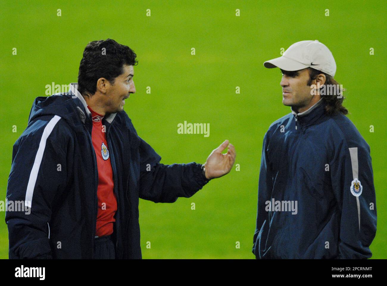 Mexico's Las Chivas head coach Jose Manuel de la Torre, left, talks ...