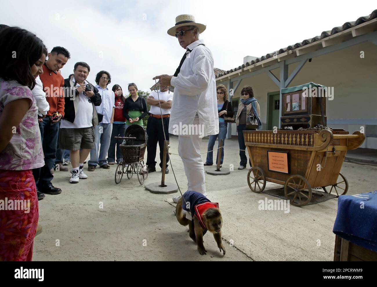 ** ADVANCE FOR WEEKEND USE JULY 22-23 **Organ grinder Phil Monroe ...