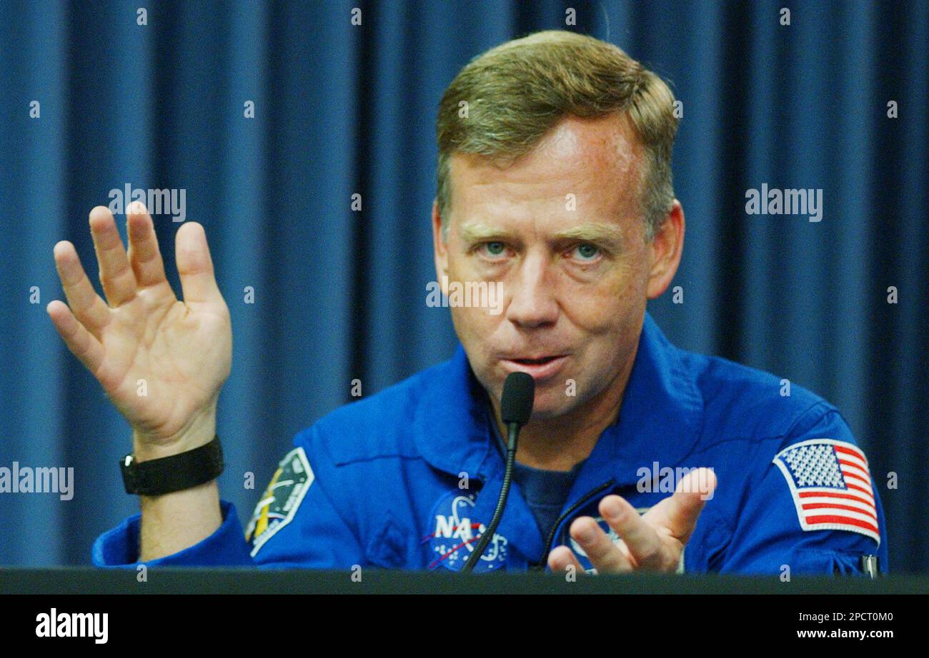STS-121 Commander Steven Lindsey talks with reporters during a news ...