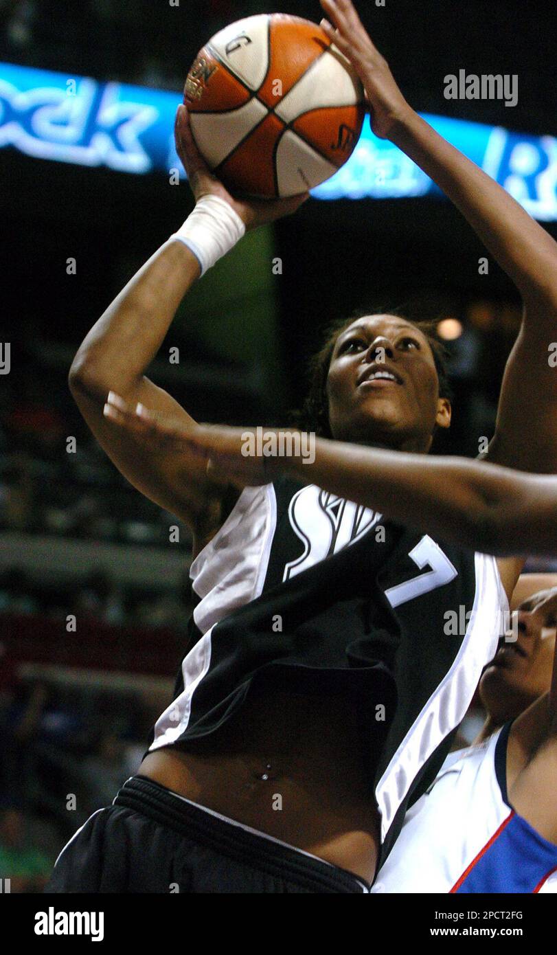 San Antonio Silver Stars' Chantelle Anderson, left, shoots against ...