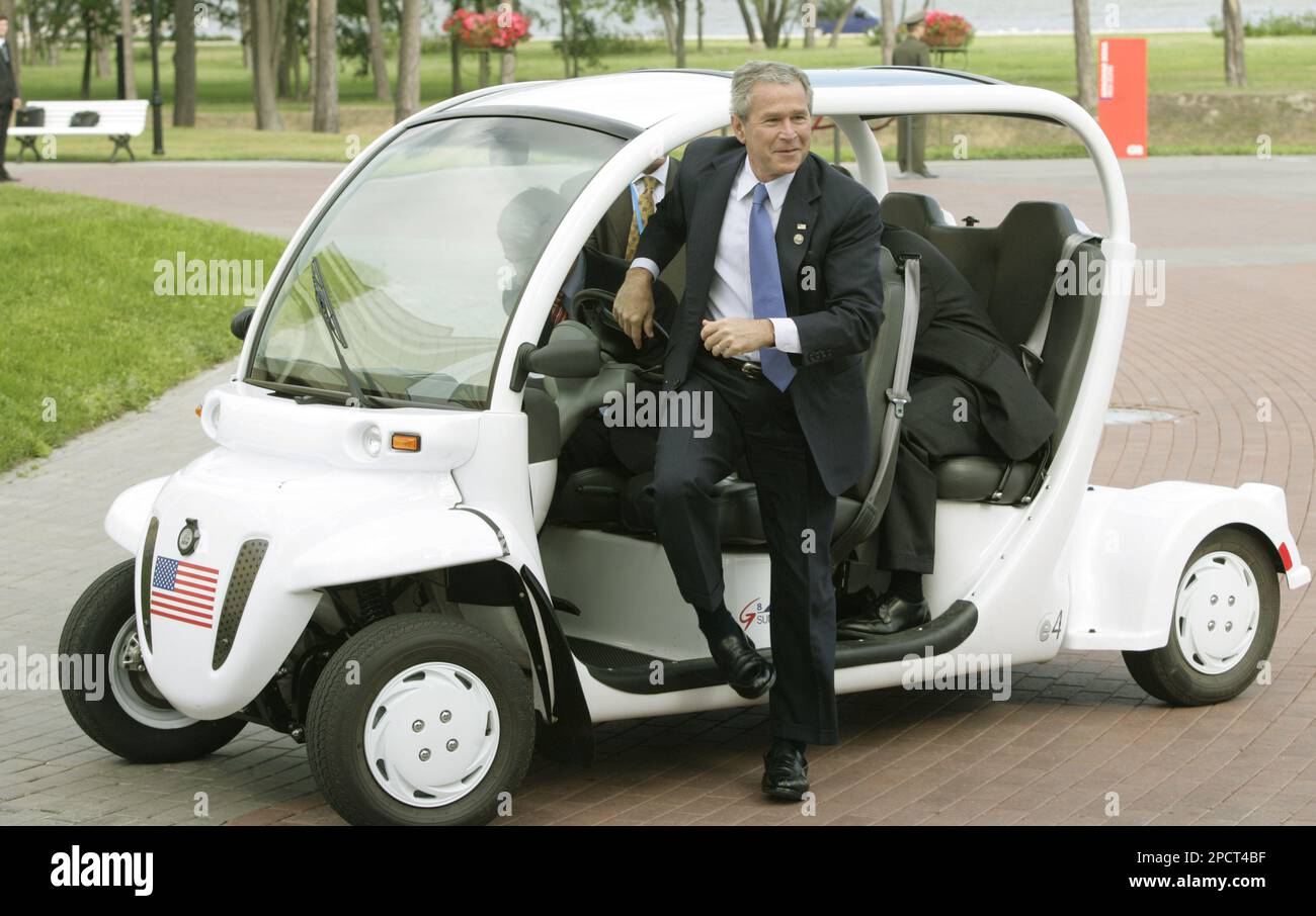 U.S. President George W. Bush gets out of his electric transport car ...
