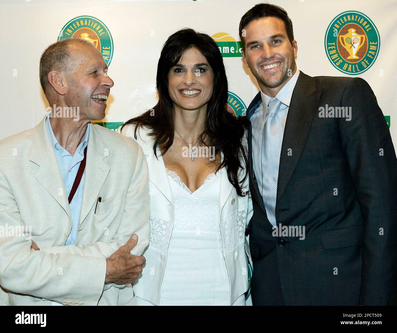 ** CORRECTS SABATINI FROM ARGENTINA ** Tennis greats Gabriela Sabatini ...