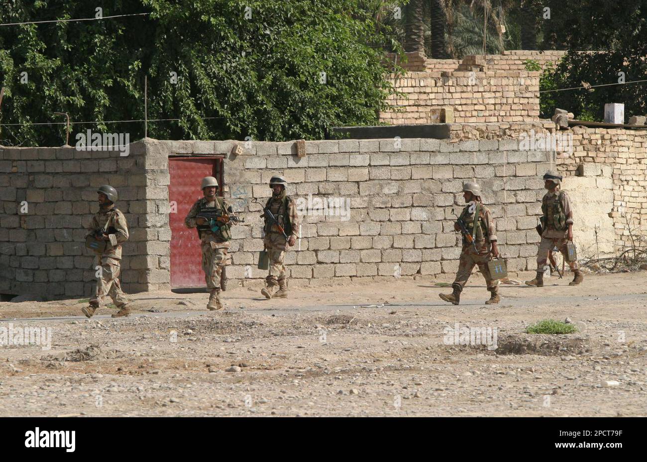 Iraqi Army troops conduct raids on the homes of suspected insurgents ...
