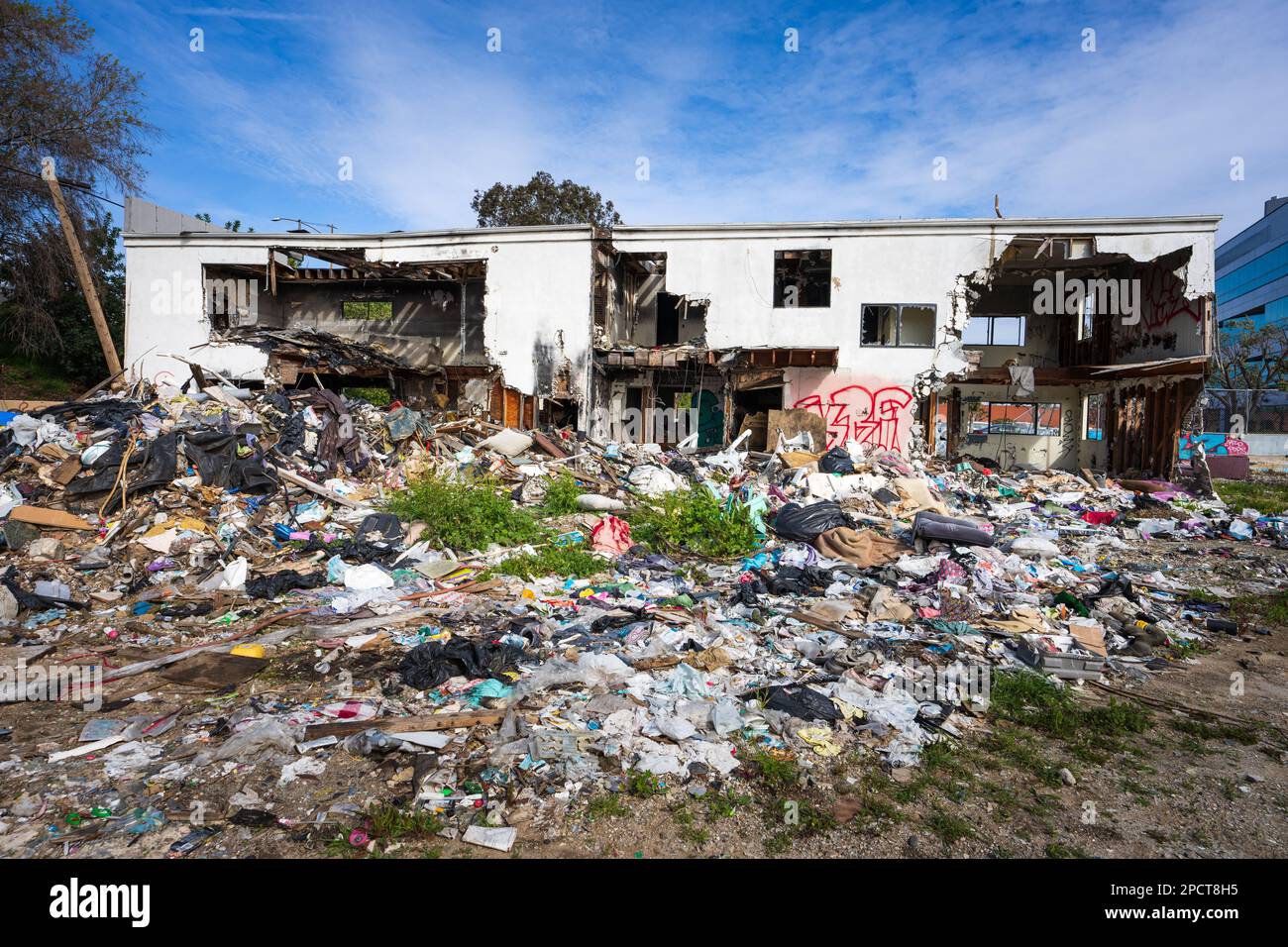Abandoned and decaying urban building Stock Photo - Alamy